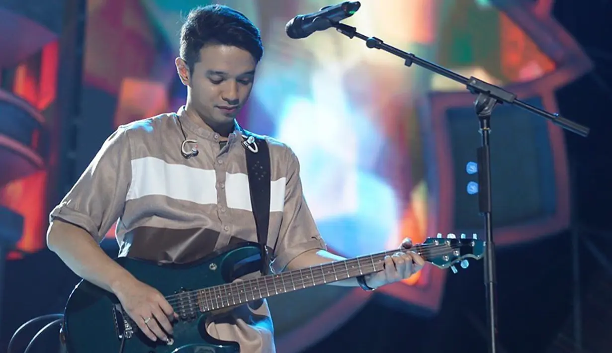 FOTO: Gaya Panggung Oncy Ungu dengan Gitarnya, Mengagumkan - Foto ...