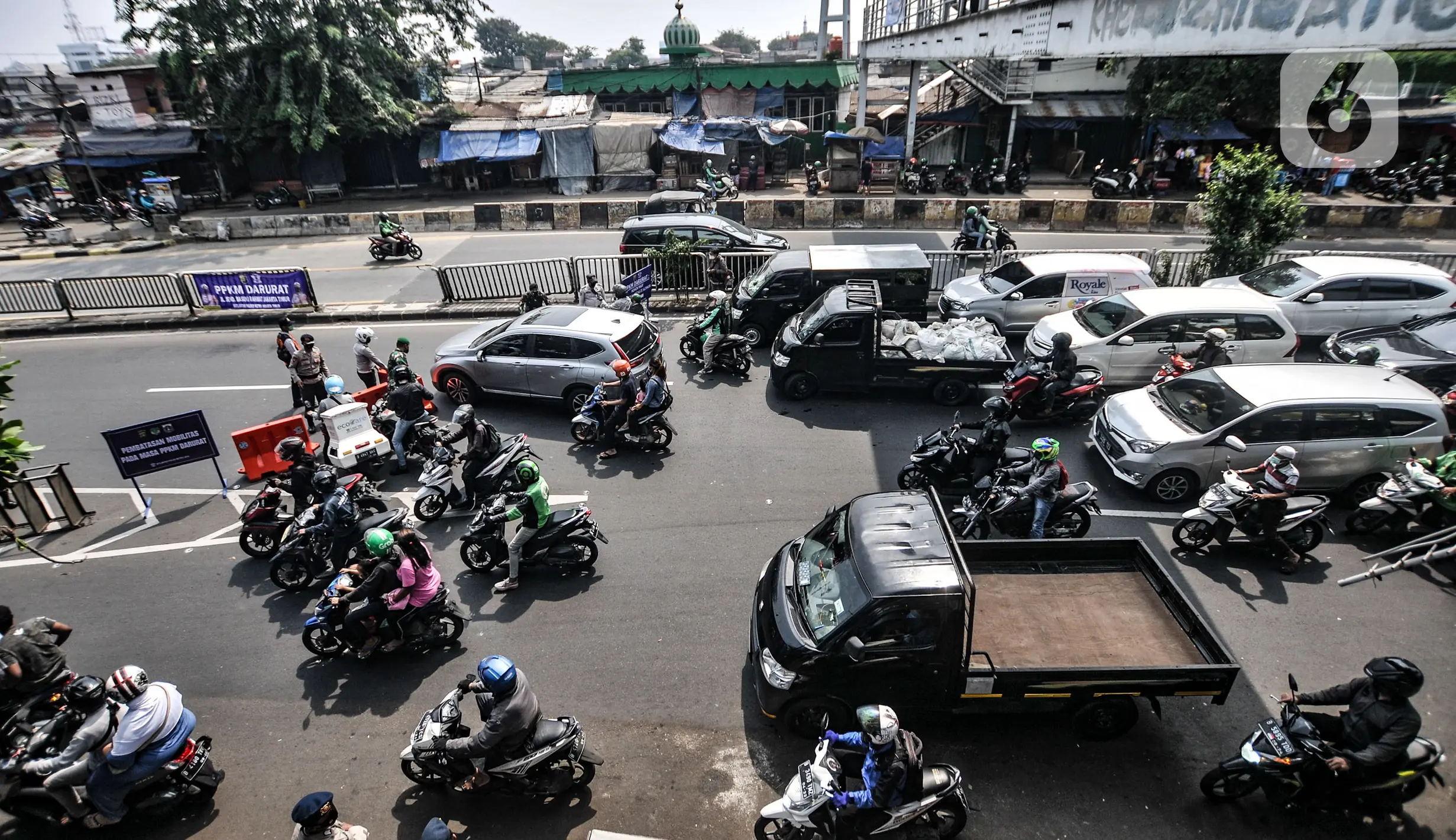 FOTO: Suasana Penyekatan PPKM Darurat di Jalan Basuki Rahmat - Foto ...