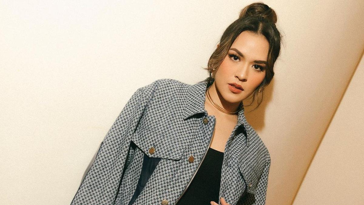 10 Potret Raisa Tampil Kece saat Manggung dengan Setelan Kerja ...