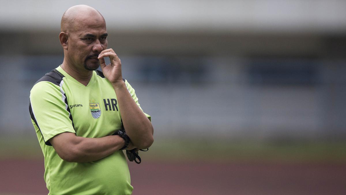 Pelatih Persib Klarifikasi soal Ketegangan dengan Sutanto Tan ...