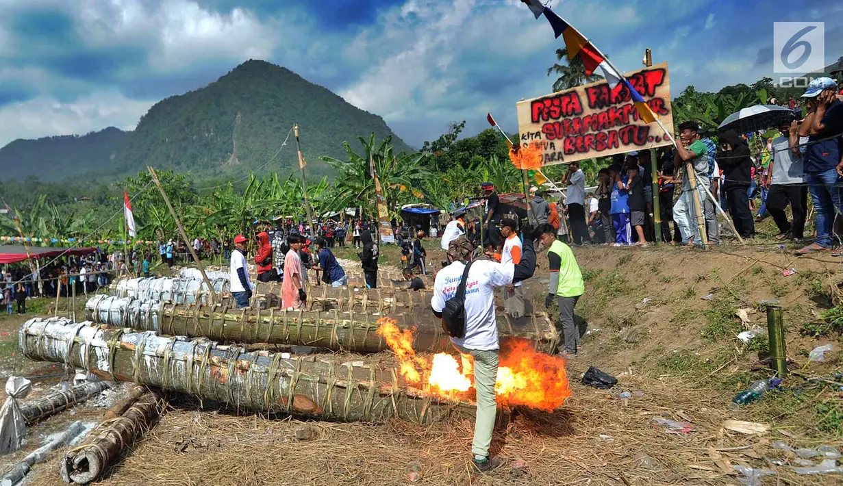 FOTO: Seru, Warga Bogor Perang Meriam Karbit - Foto Liputan6.com