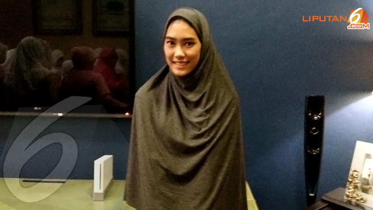 Alika Senang Bisa Berangkat Umroh Untuk Pertama Kalinya - ShowBiz ...