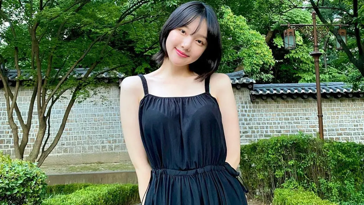 Padu Padan Anti Bosan Ala Yerin Eks GFriend Kenakan Busana All Black - Photo Fimela.com