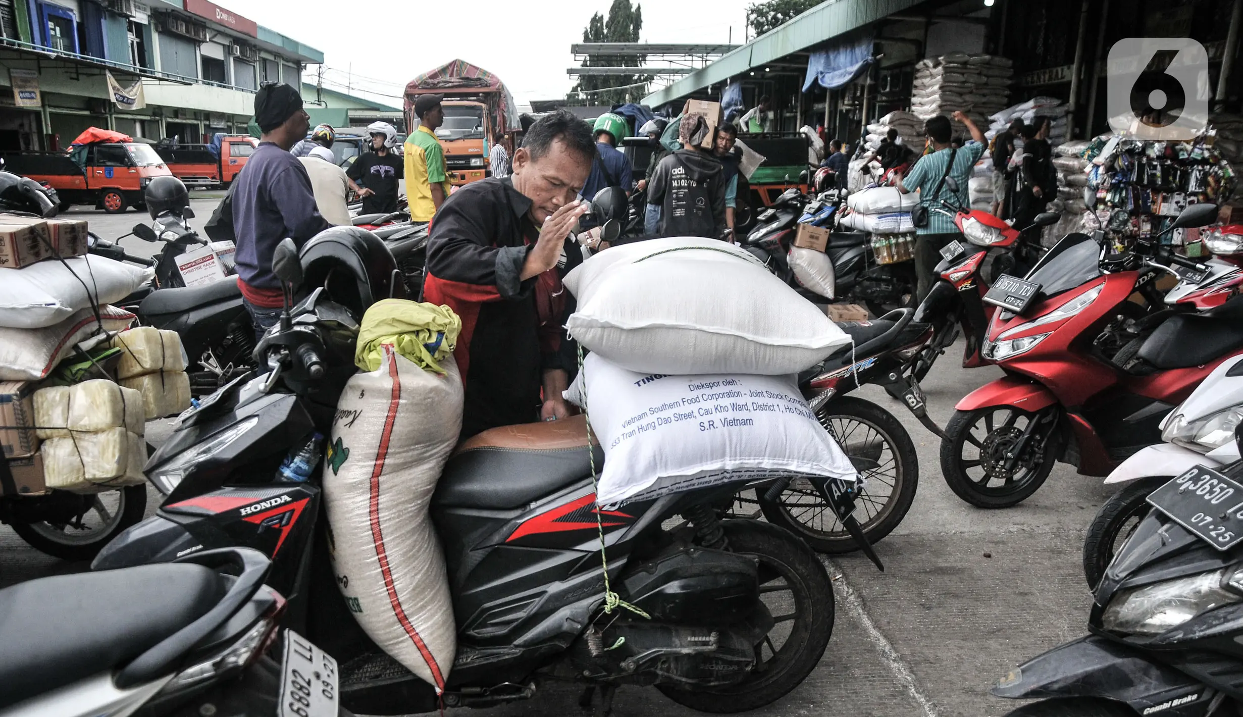 Kelangkaan Beras di Jakarta Akibat Gagal Panen - Foto Liputan6.com