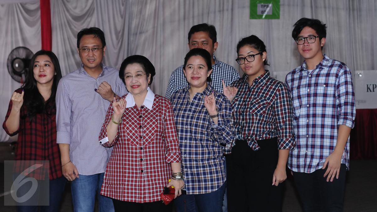 Bersama Keluarga, Megawati Gunakan Hak Pilihnya di TPS 027 Kebagusan - Foto Liputan6.com