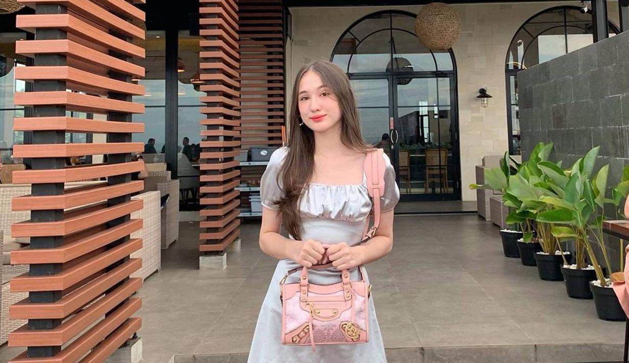 Potret Menawan Laura Moane yang Tampil Stylish dengan Mini Dress - Foto ...