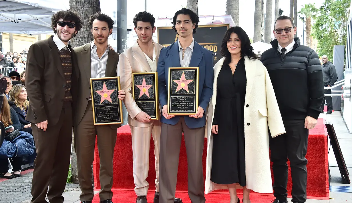 Jonas Brothers Raih Bintang ke-2745 di Hollywood Walk of Fame - Foto ...