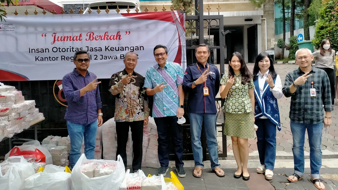 Berbagi Nasi Kotak di Jumat Berkah - Regional Liputan6.com