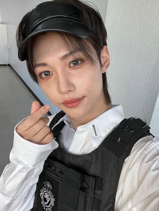 Potret Felix STRAY KIDS dengan Pose Finger Heart, Imut dan Menggemaskan ...